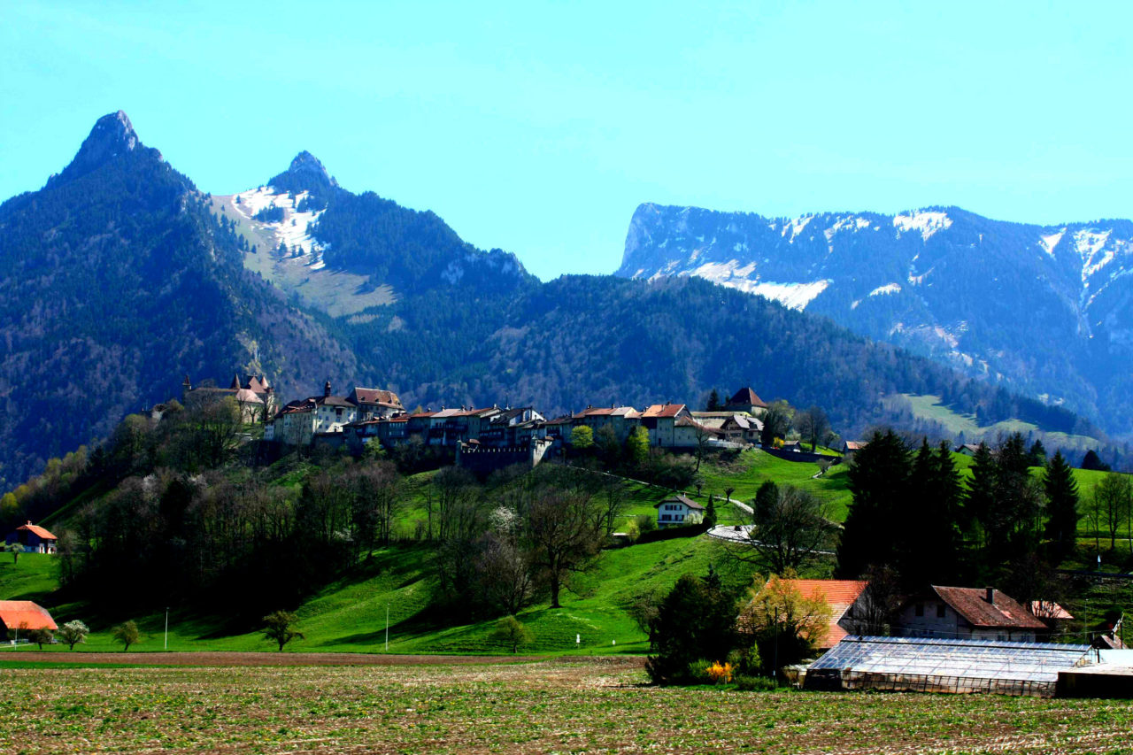 Gruyères: o vilarejo medieval do queijo - Vícios de Viagem | by Carol